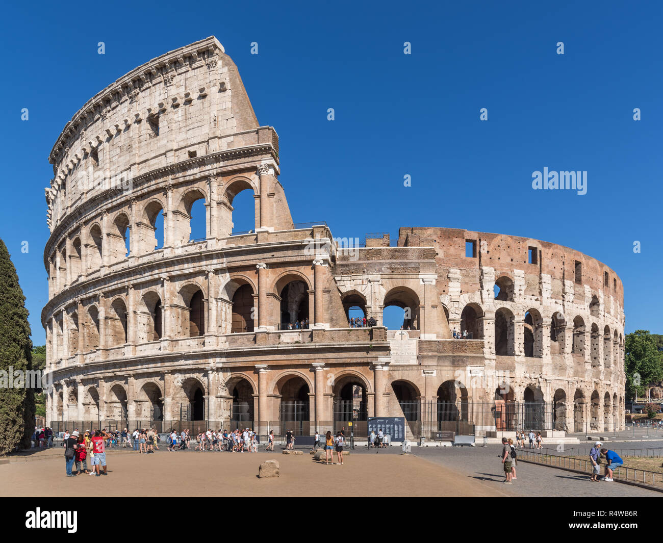 People in front colosseum rome hi-res stock photography and images - Alamy