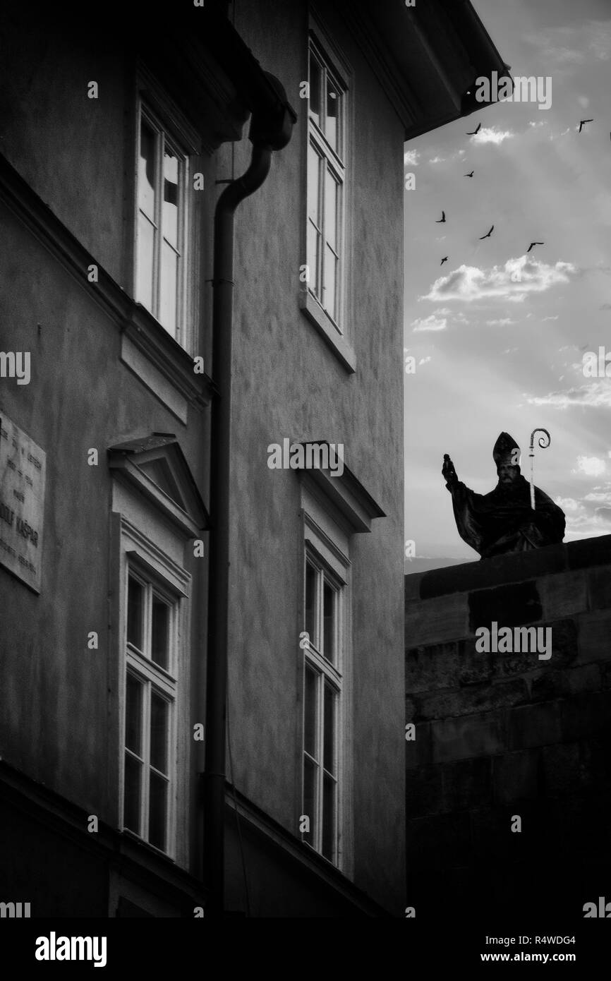 Statue old stone bridge Black and White Stock Photos & Images - Alamy