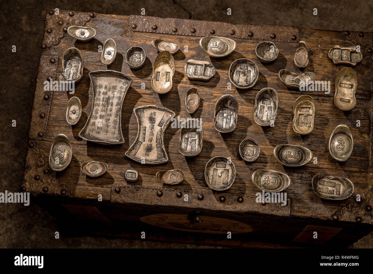 Silver descriptive colour hi-res stock photography and images - Alamy