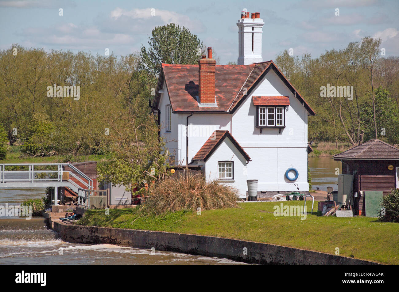 River thames lock hi-res stock photography and images - Alamy