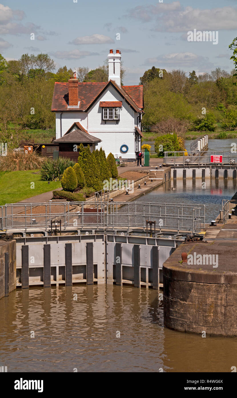 Goring Lock, River Thames, Lock Keepers House, Oxfordshire, England ...