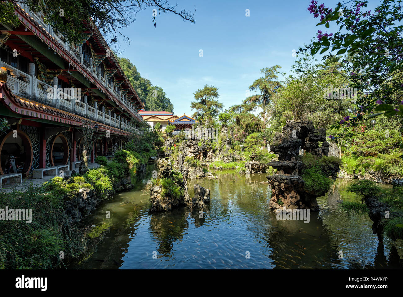 Sam Poh Tong Temple, Ipoh, Malaysia - It is the biggest cave temple in ...