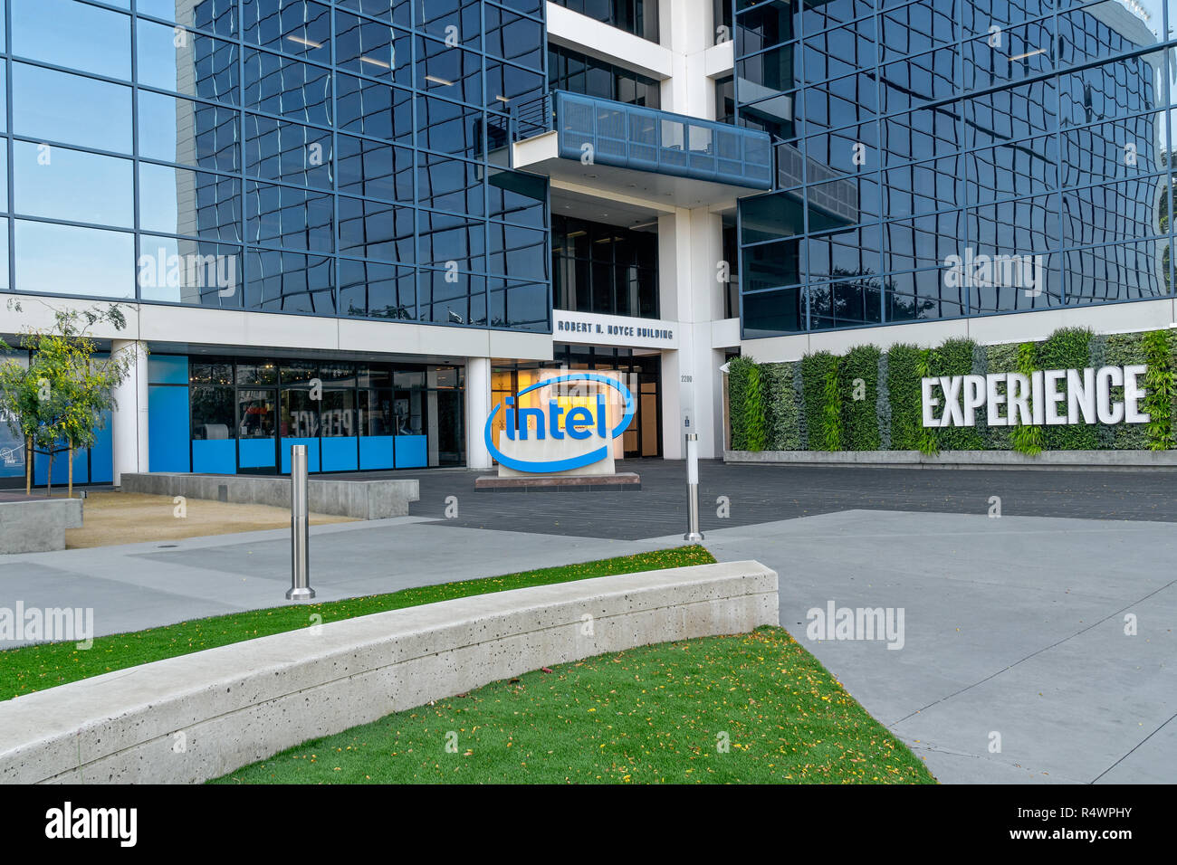 SANTA CLARA, CA/USA - OCTOBER 20, 2018: Intel corporate offices and ...