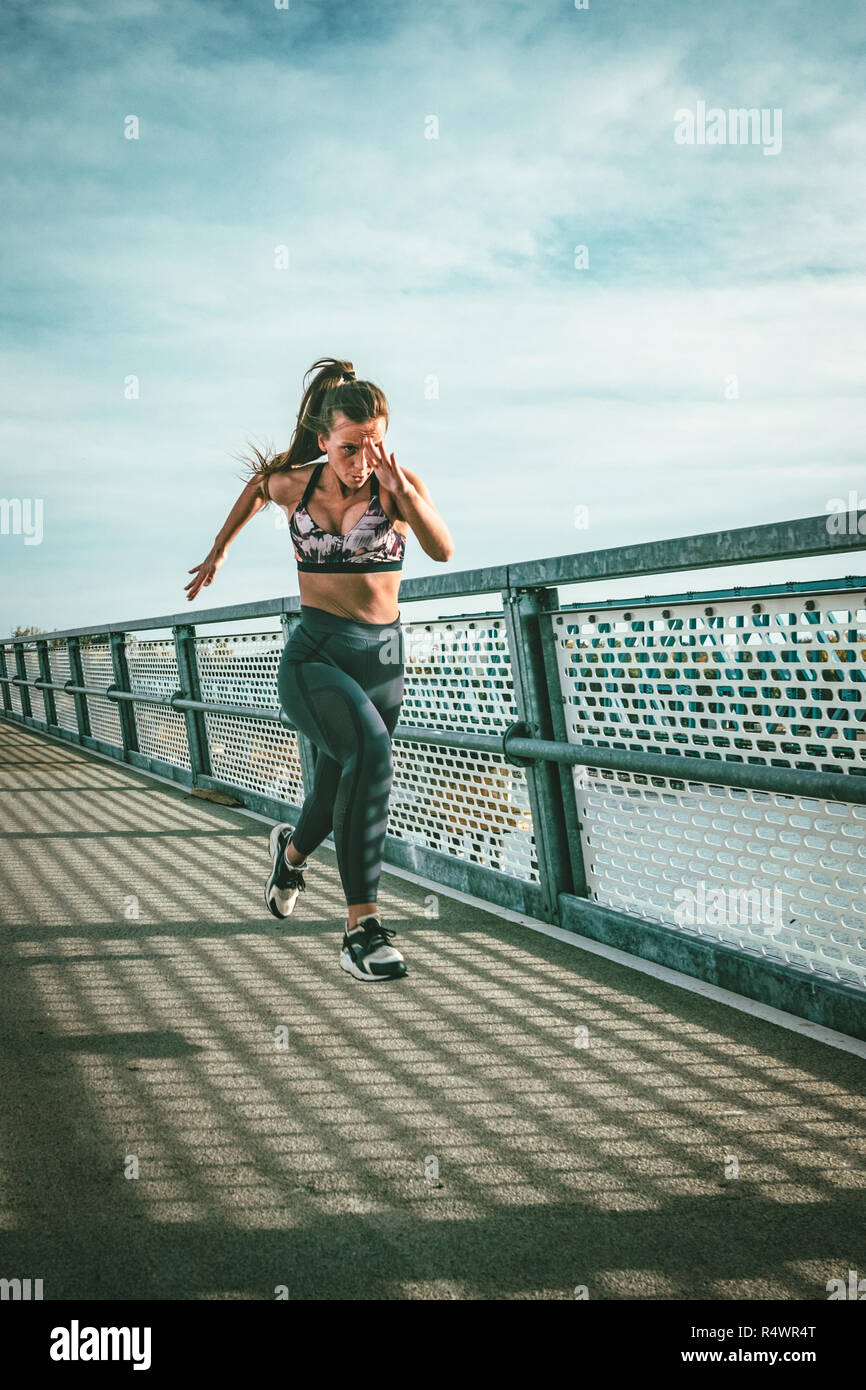 Muscular young woman High Resolution Stock Photography and Images - Alamy