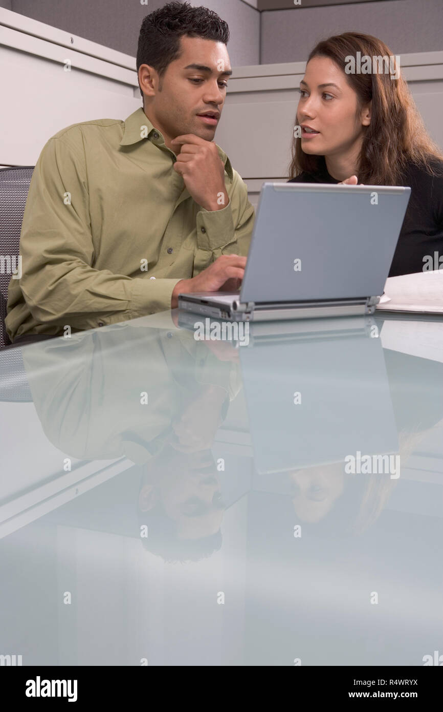Two humans talking profile head hi-res stock photography and images - Alamy