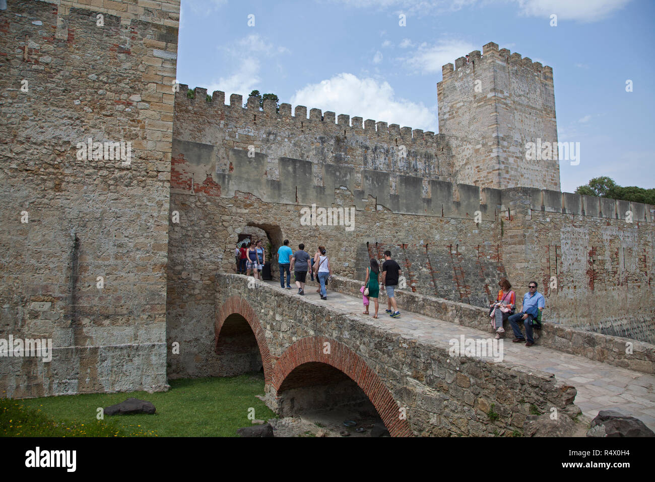 The walls and towers of the Castelo de São Jorge Lisbon Stock Photo - Alamy