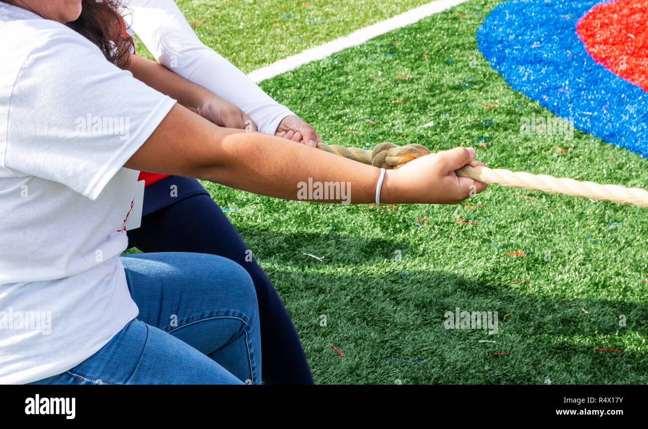 Rope hands pulling together hi-res stock photography and images - Alamy