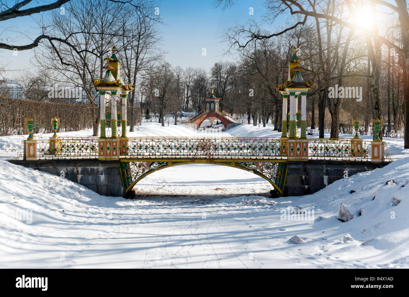 Small chinese bridge hi-res stock photography and images - Alamy