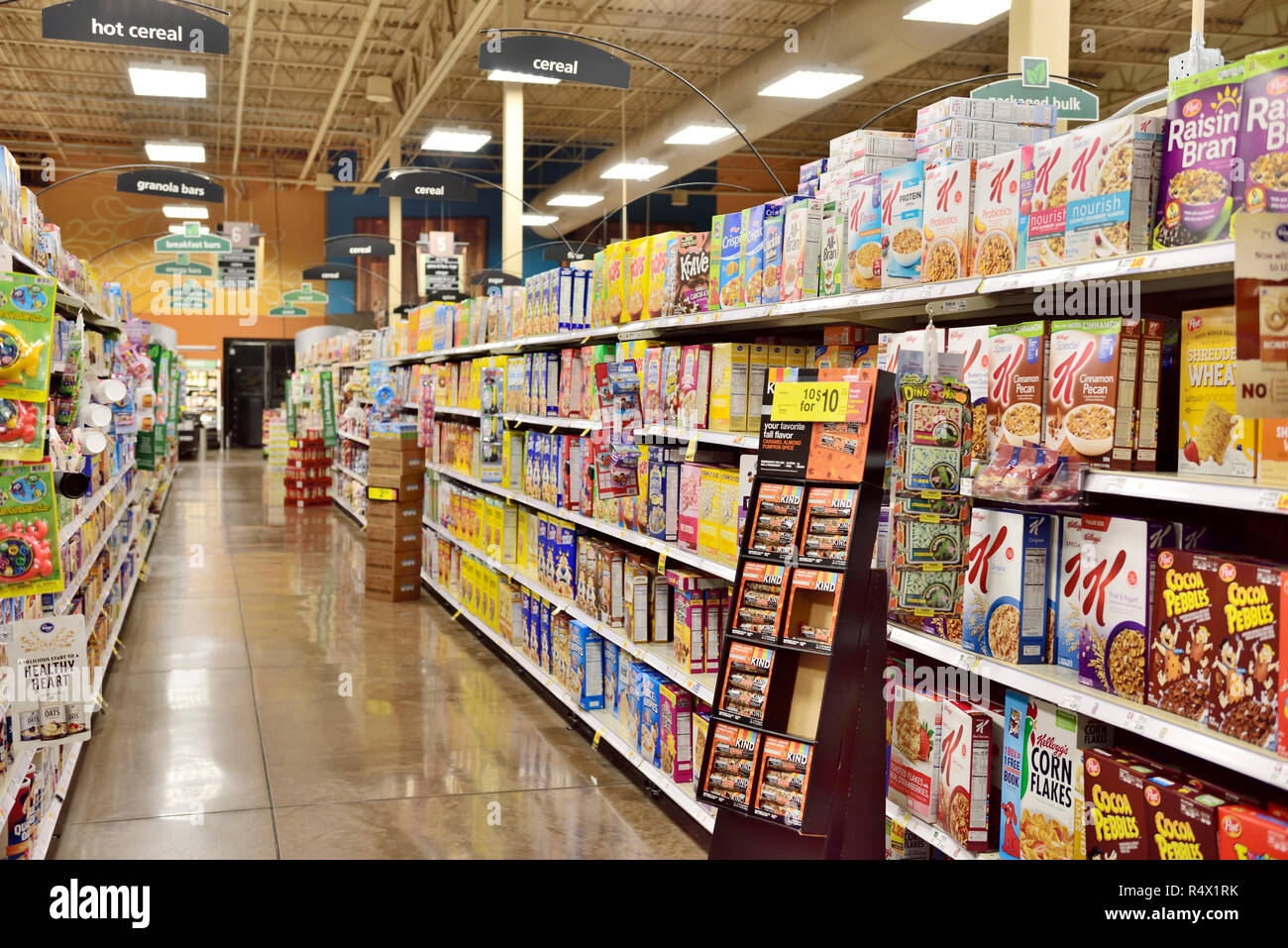 Grocery Store Aisle Stock Photos & Grocery Store Aisle Stock Images - Alamy
