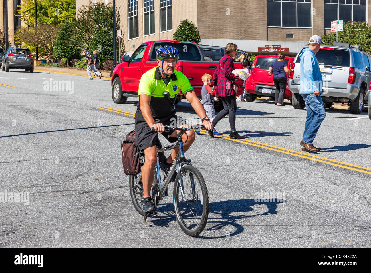 Paramedic on bicycle hi-res stock photography and images - Alamy