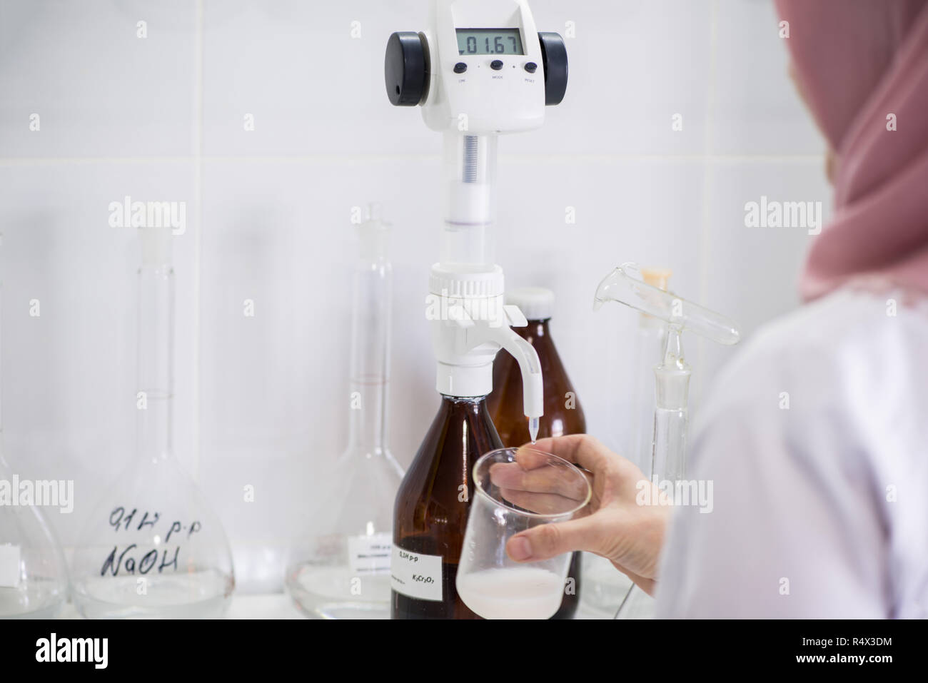 Milk laboratory hi-res stock photography and images - Alamy