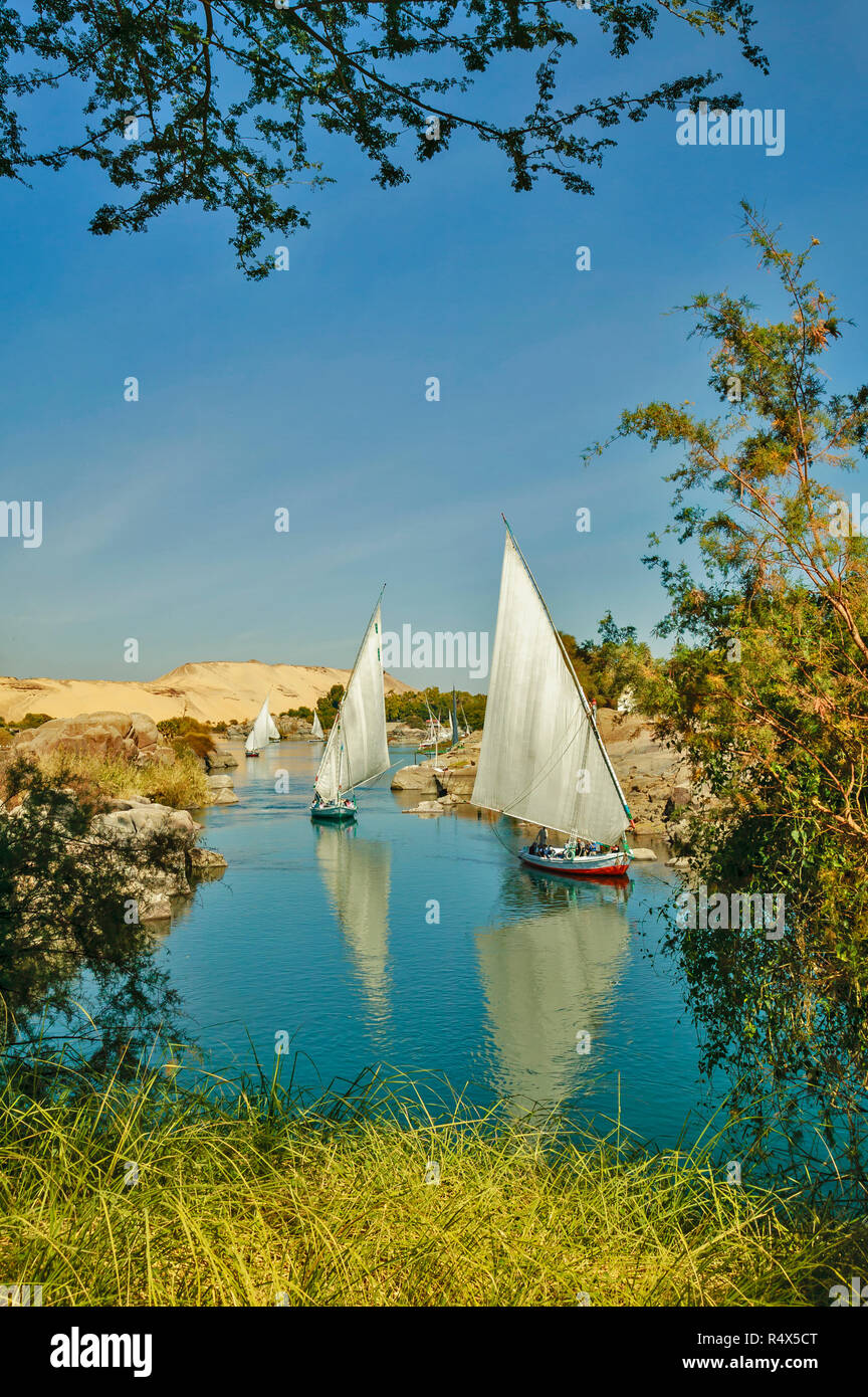 Ancient egyptian sailing boat hi-res stock photography and images - Alamy