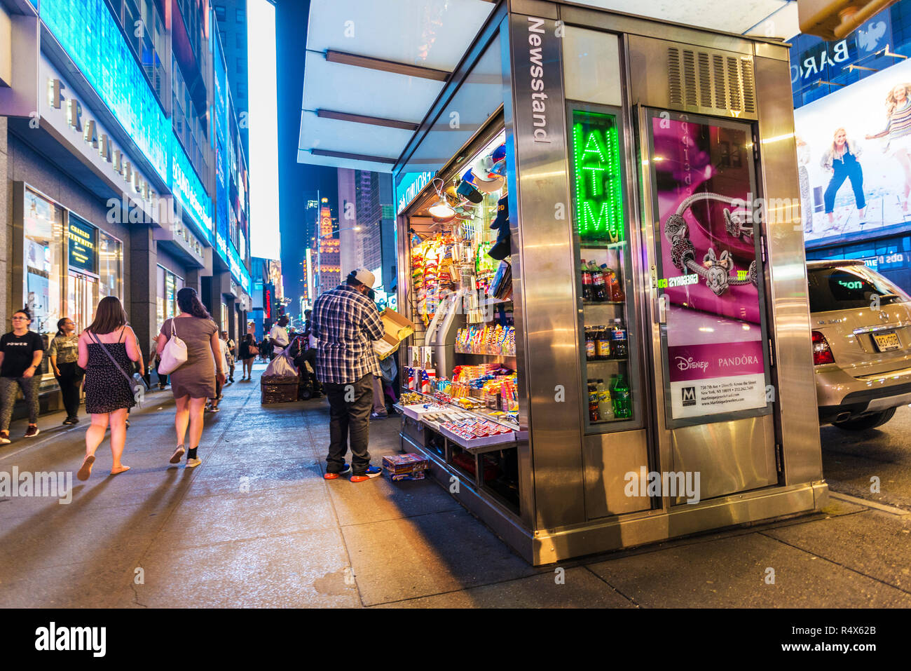 Newsstand in new york city hi-res stock photography and images - Alamy