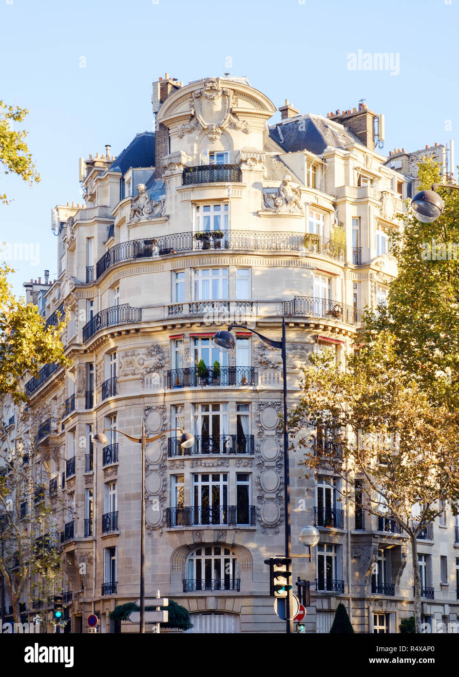 Residential building in baroque style in Paris, France Stock Photo - Alamy