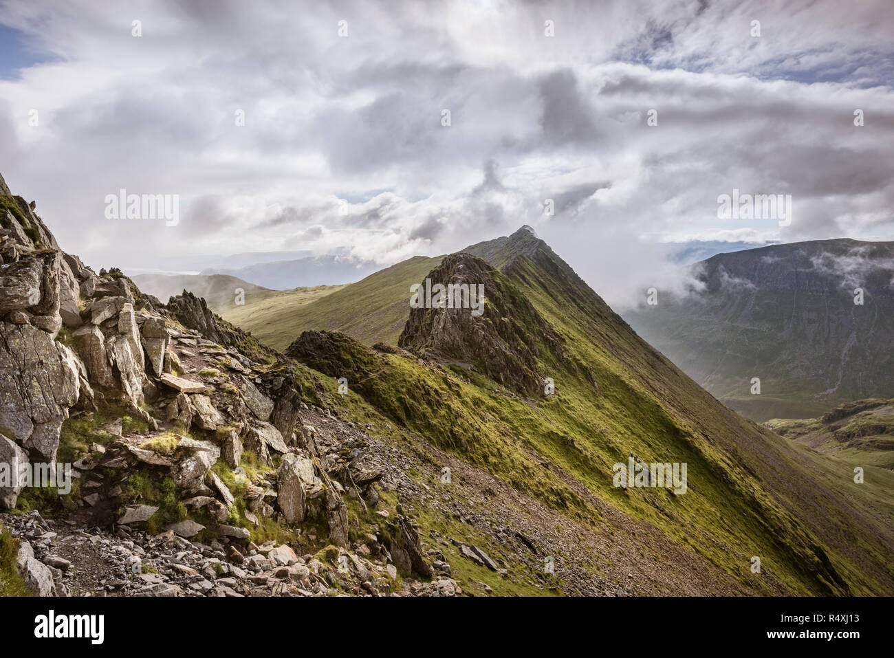 Mountains edge hi-res stock photography and images - Alamy
