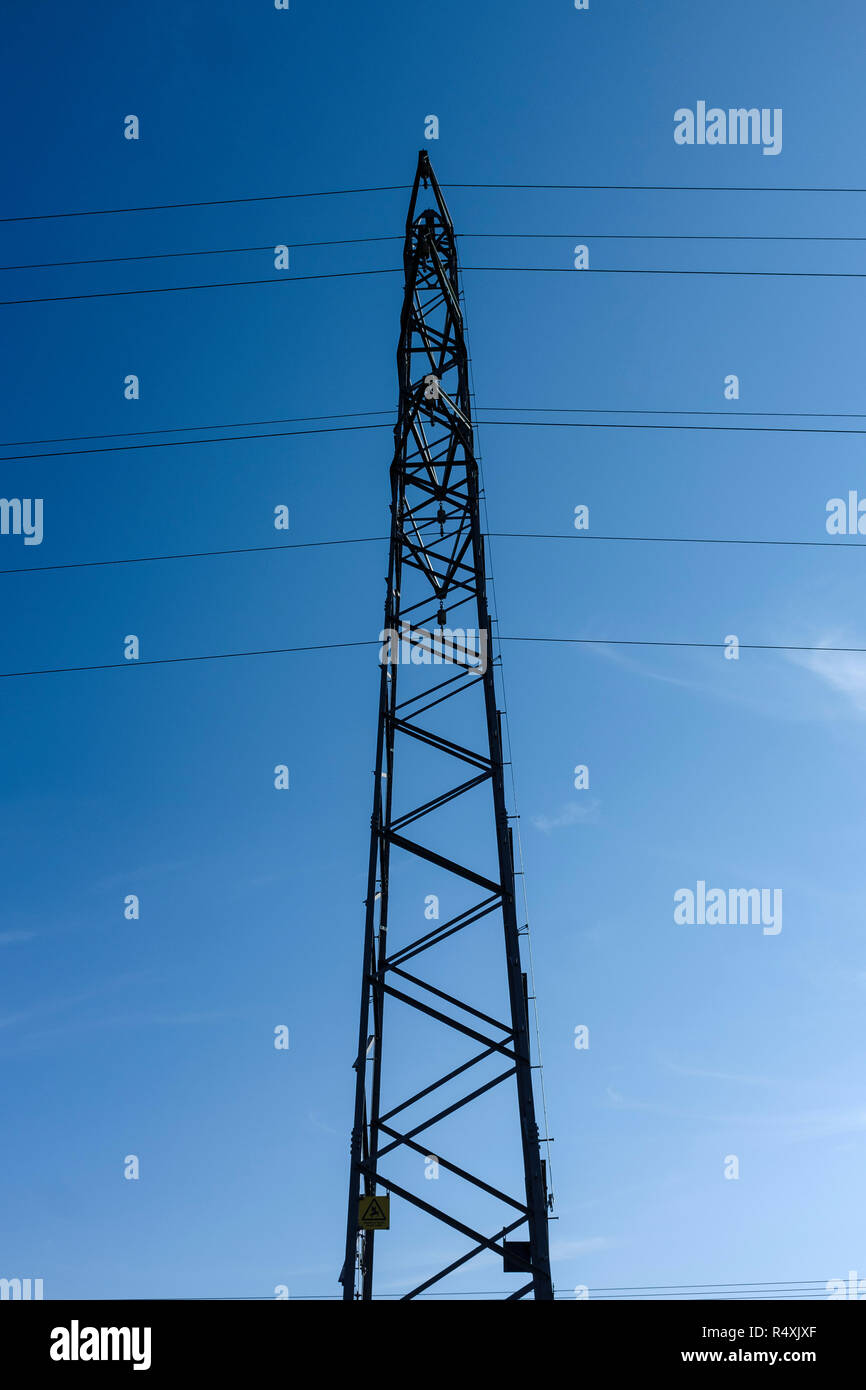 Overhead power lines and pylons in the countryside Stock Photo - Alamy