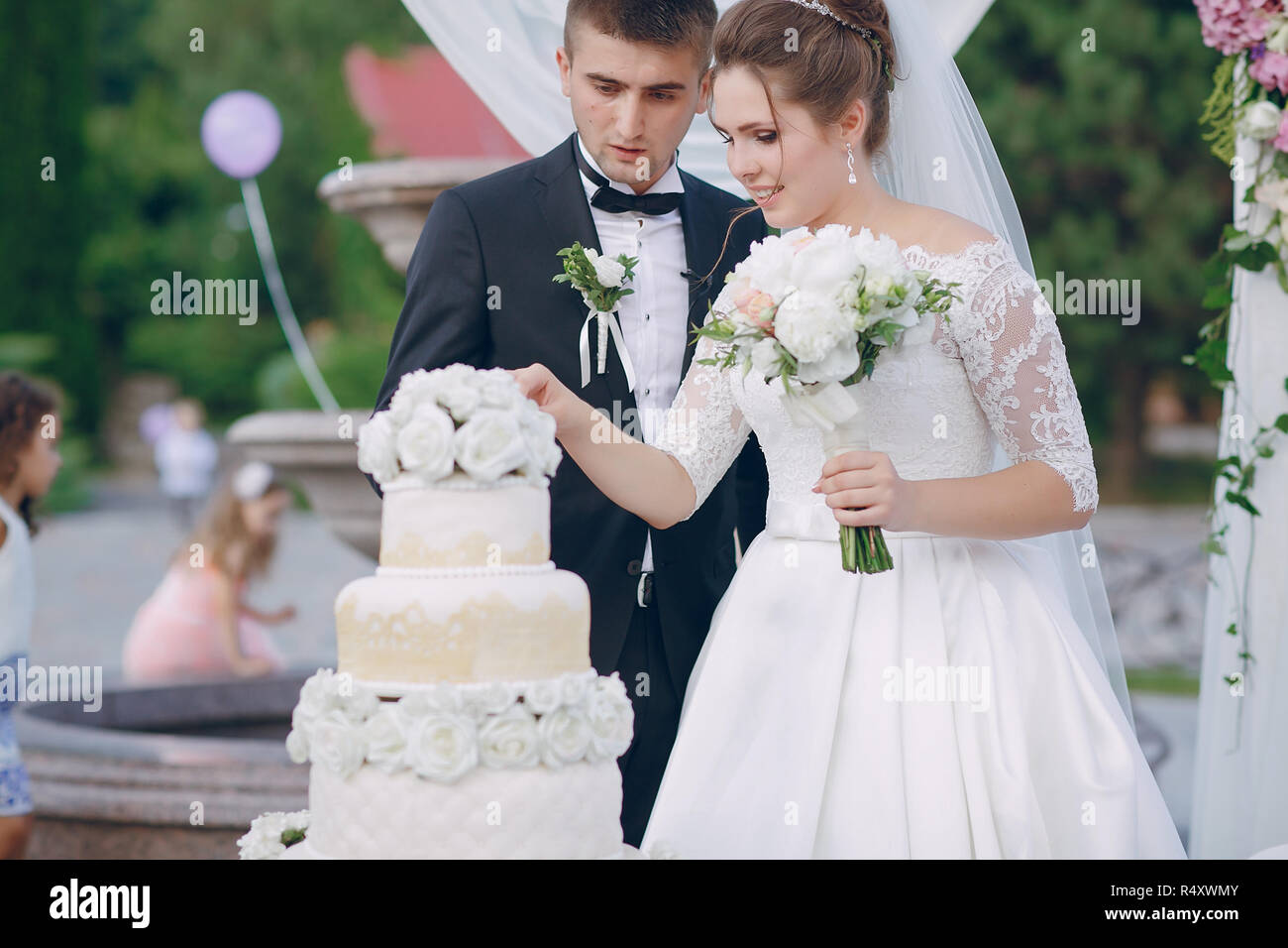 Wedding couple sweet cake hi-res stock photography and images - Alamy