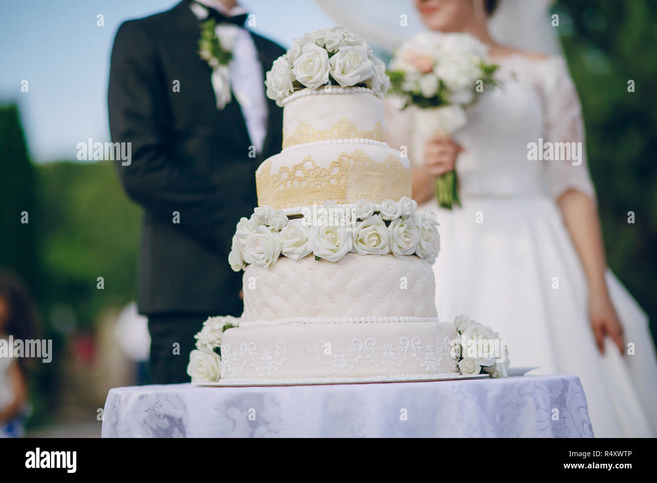 Wedding ceremony cake couple hi-res stock photography and images - Alamy
