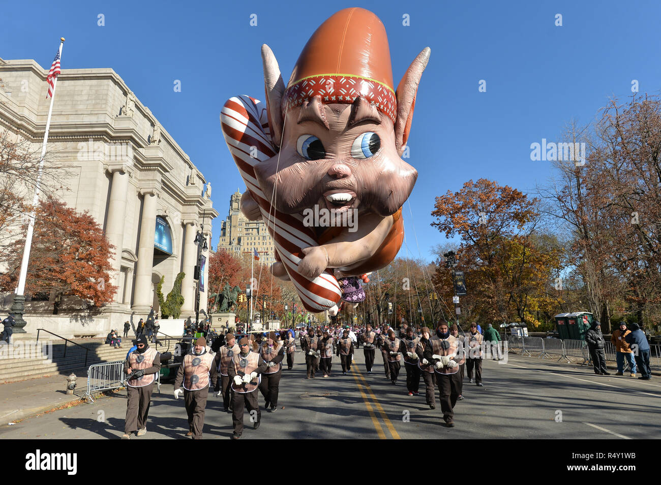 The elf stars of Netflix’s “The Christmas Chronicles” balloons at the ...