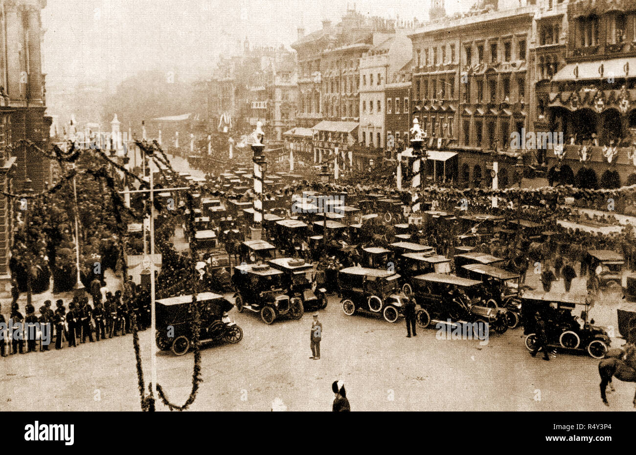 1911 Coronation celebrations - Crowning of King George V and Queen Mary ...