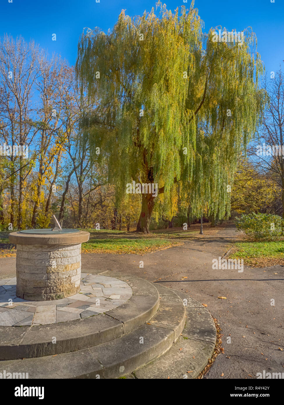 Sundial ground hi-res stock photography and images - Alamy