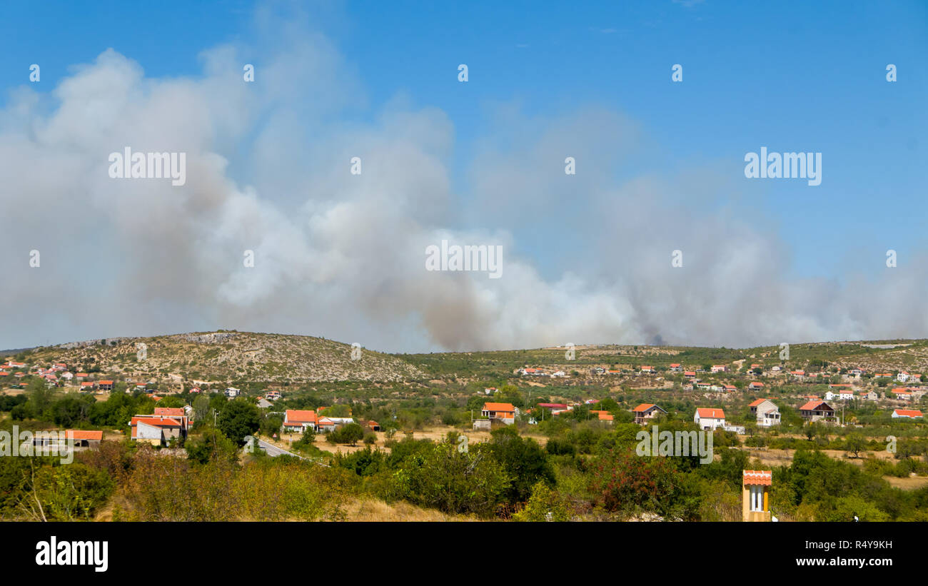 Raging wildfire smoke flames hi-res stock photography and images - Alamy