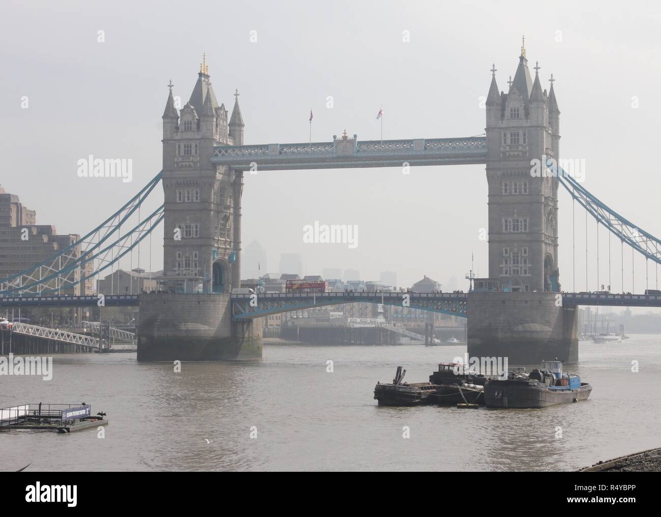 Tower bridge glass floor walkway hi-res stock photography and images ...