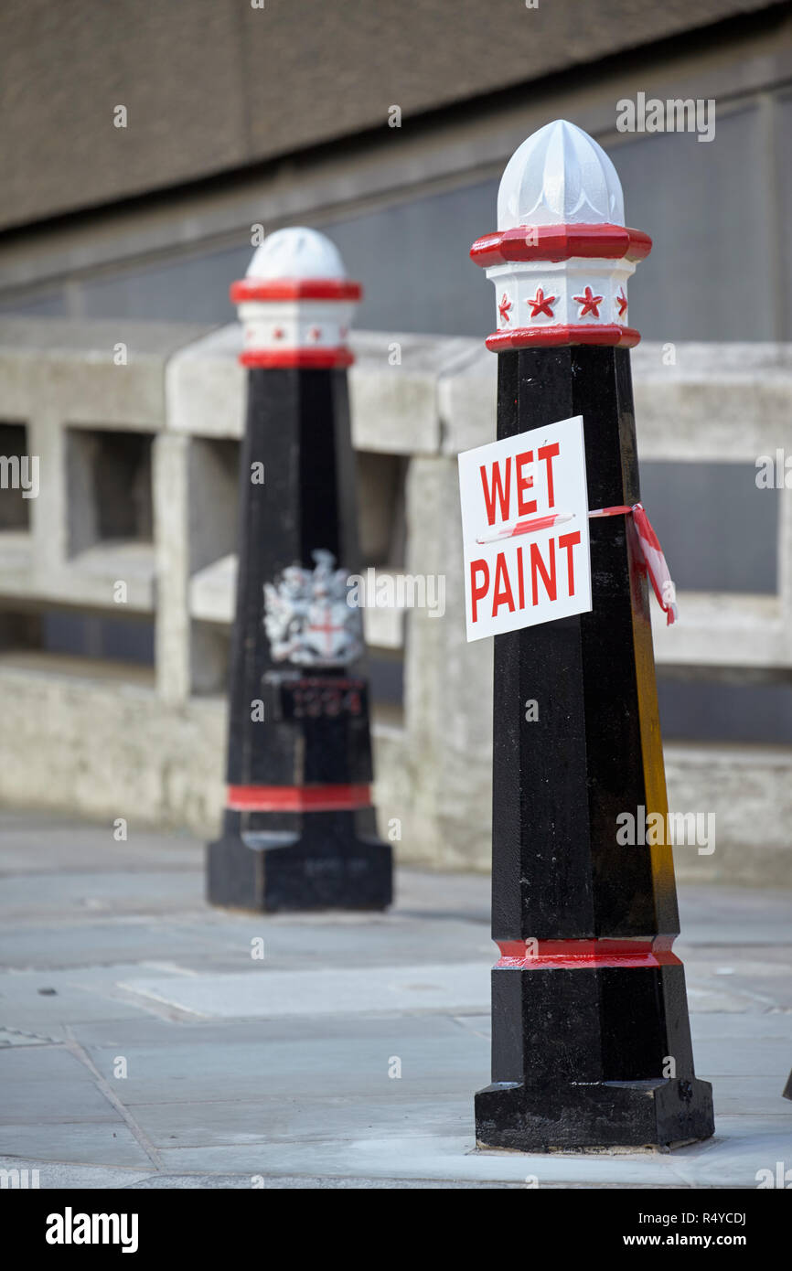 Wet paint sign hi-res stock photography and images - Alamy