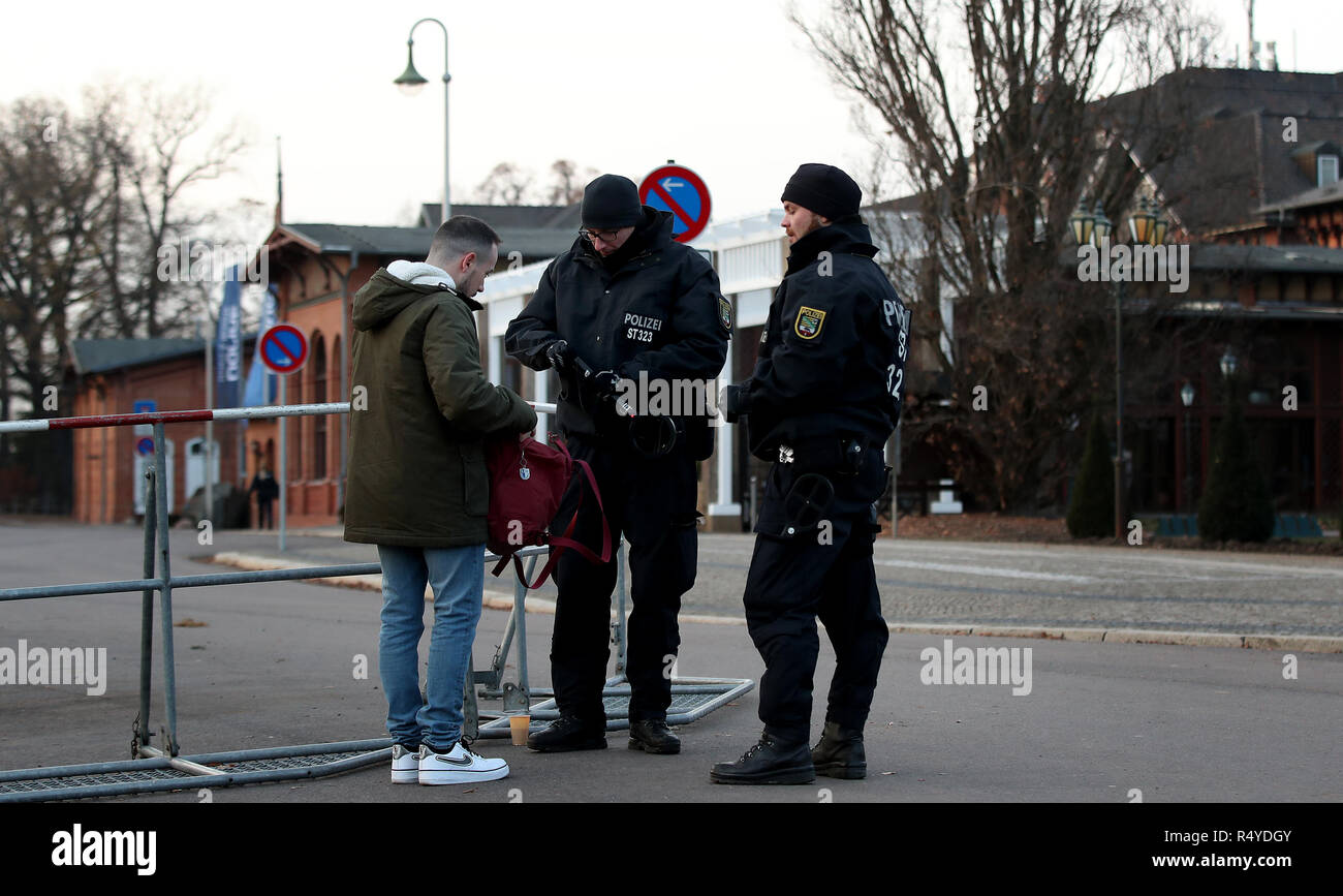 Magdeburg, Germany. 28th Nov, 2018. Police check passers-by in front of ...
