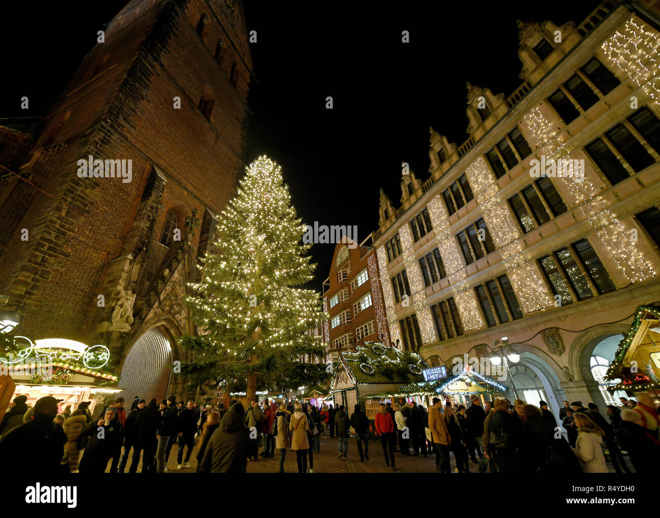 Hannover, Germany. 28th Nov, 2018. The Christmas market is brightly lit ...