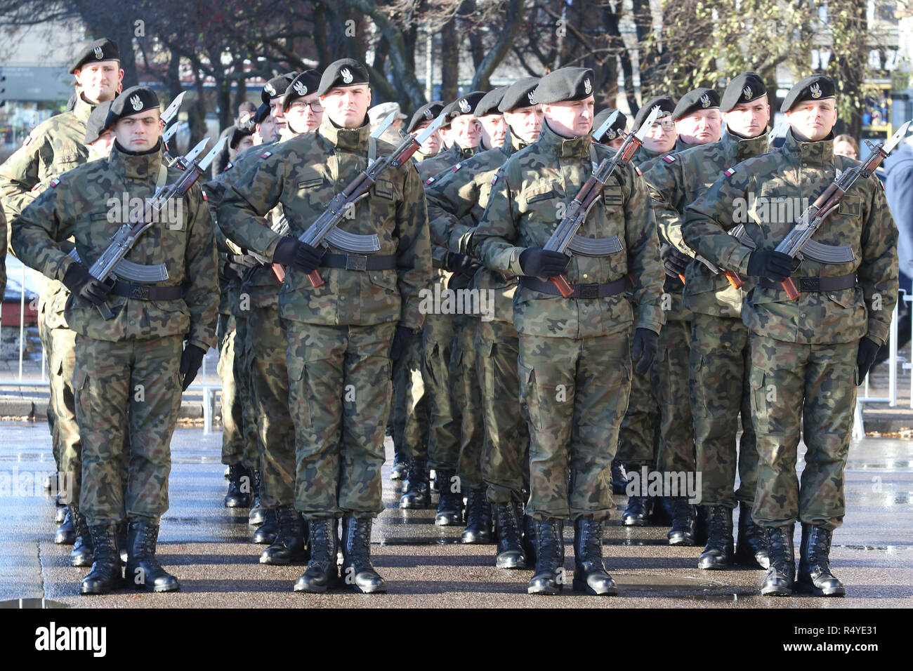 Gdynia, Poland. 28th Nov 2018. Polish army soldiers with AK-47 type ...