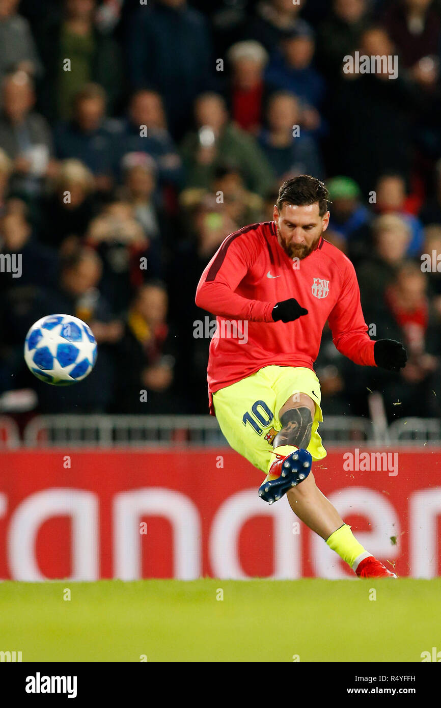 Lionel messi warming up hi-res stock photography and images - Alamy