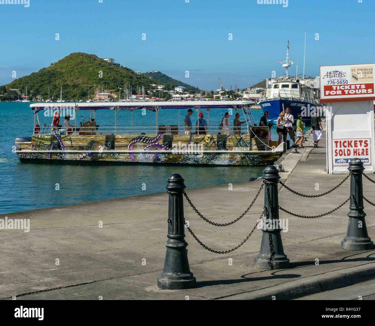 St Thomas, Virgin Islands. 13th Jan, 2009. Tourists debark a ...