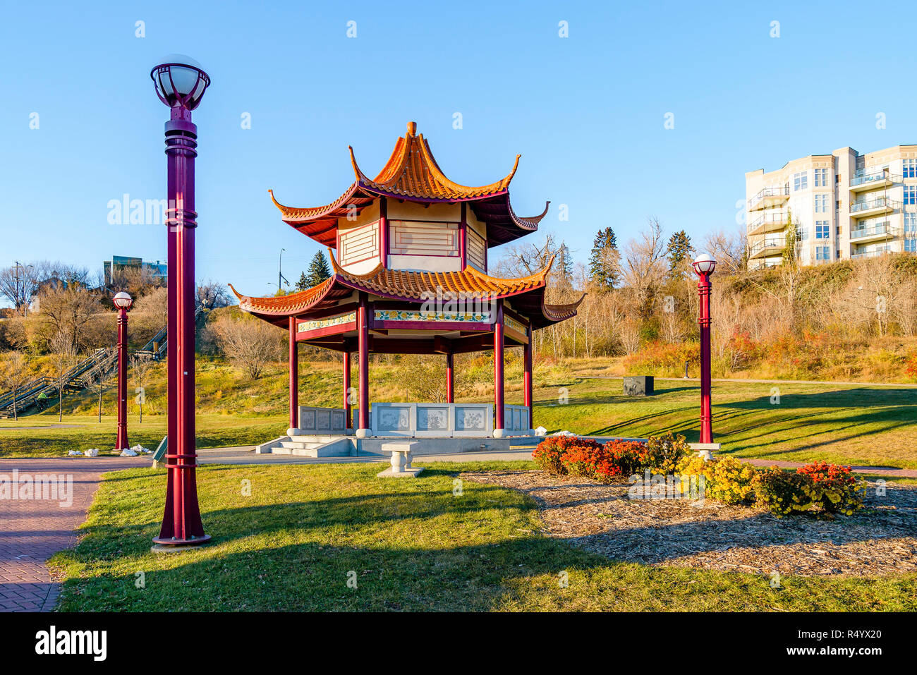 Riverfront garden hi-res stock photography and images - Alamy