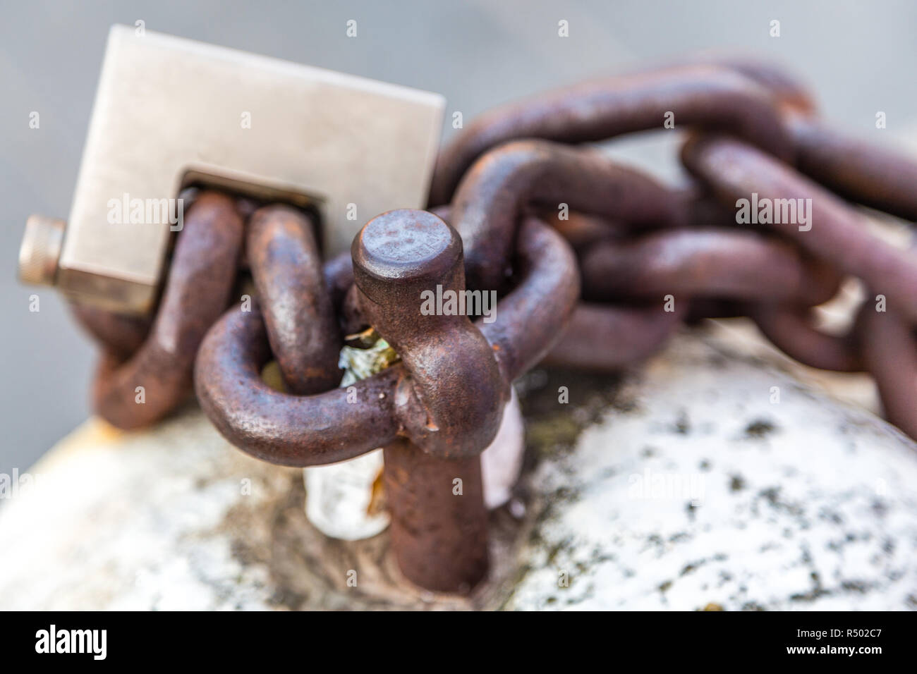 Old lock on the chain of a street bollard Stock Photo - Alamy