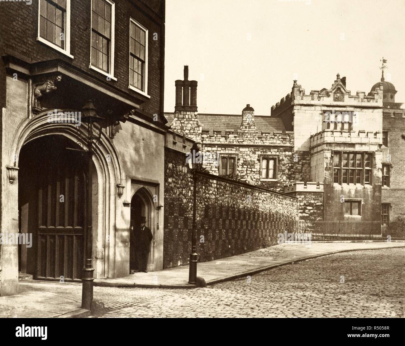Tudor arch hi-res stock photography and images - Alamy