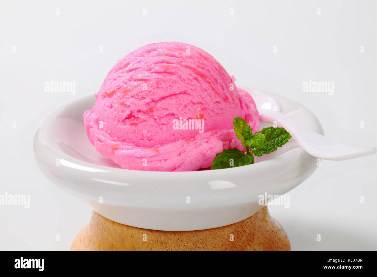 Scoop of pink ice cream Stock Photo - Alamy