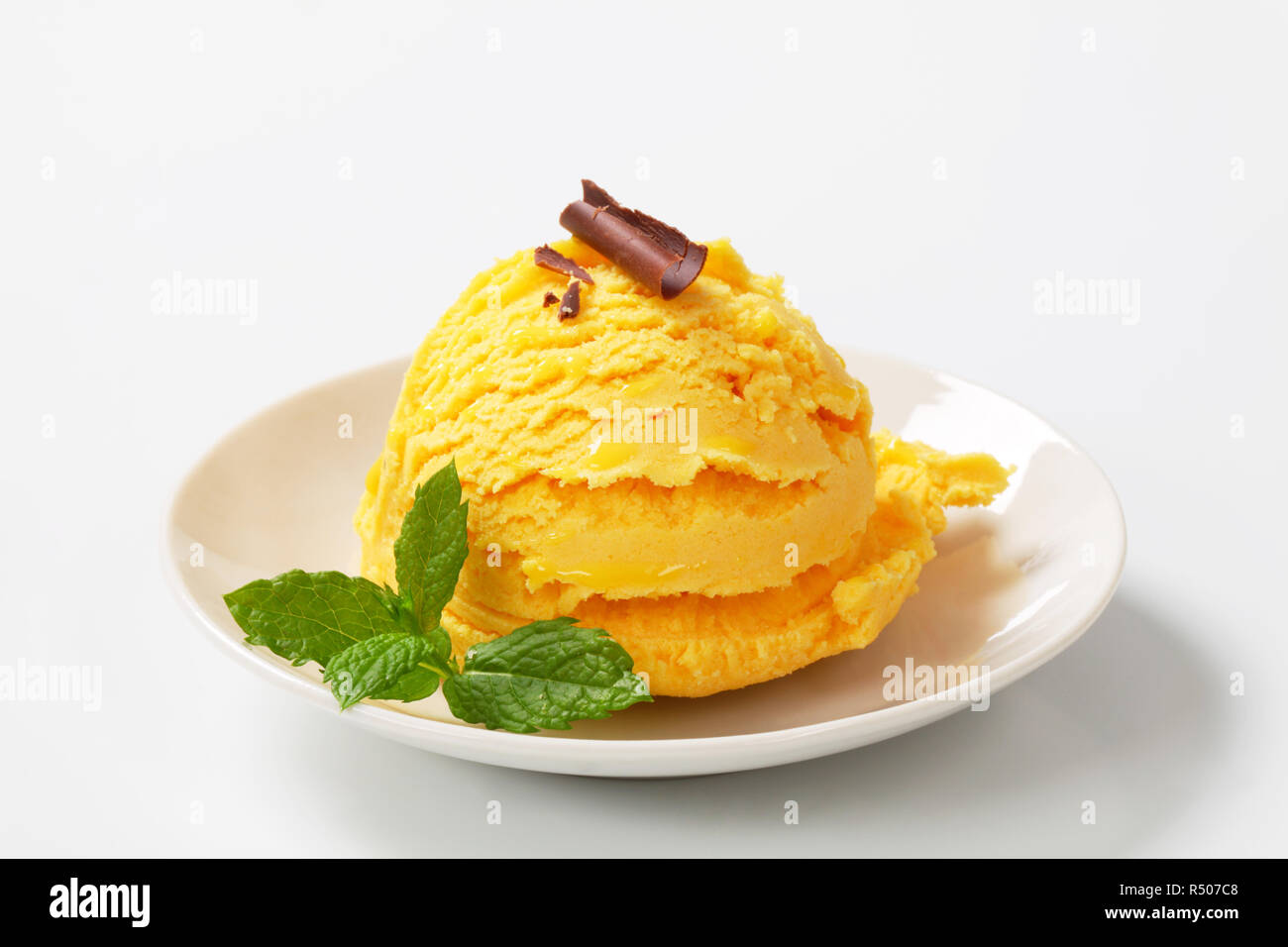 Scoop of yellow ice cream Stock Photo - Alamy
