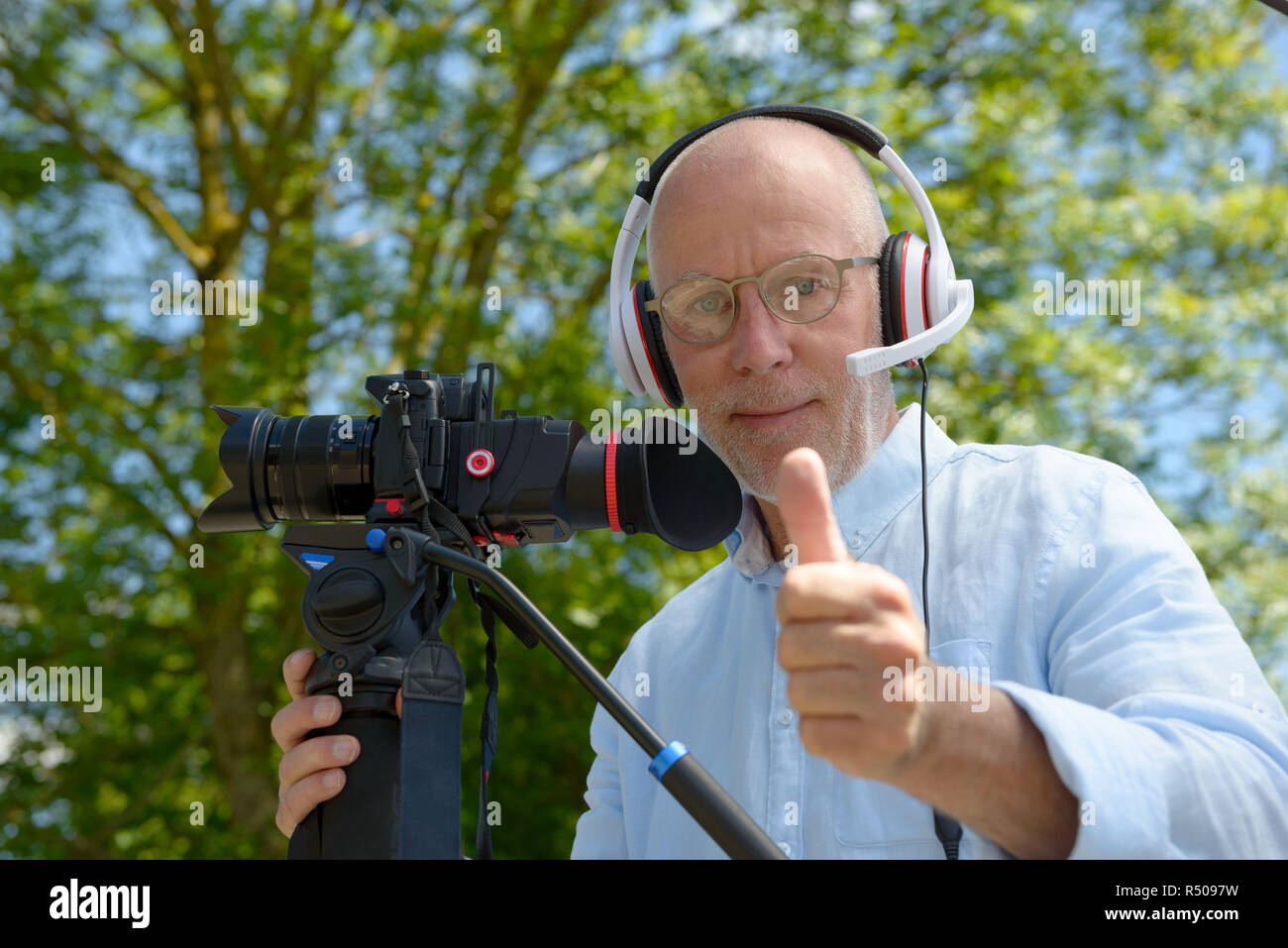 man with headphones, using a camera dslr Stock Photo - Alamy