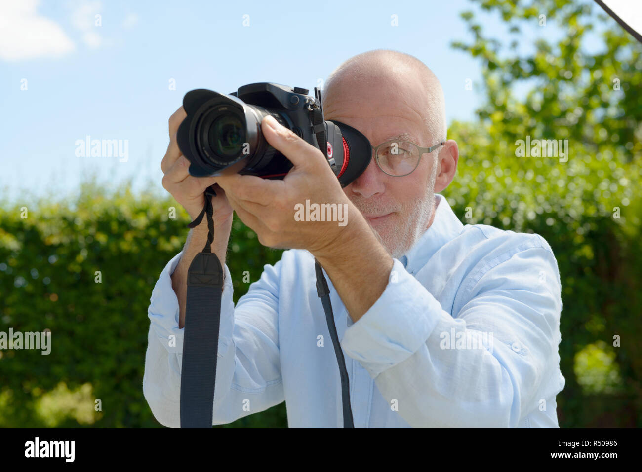 mature man using camera dslr Stock Photo - Alamy