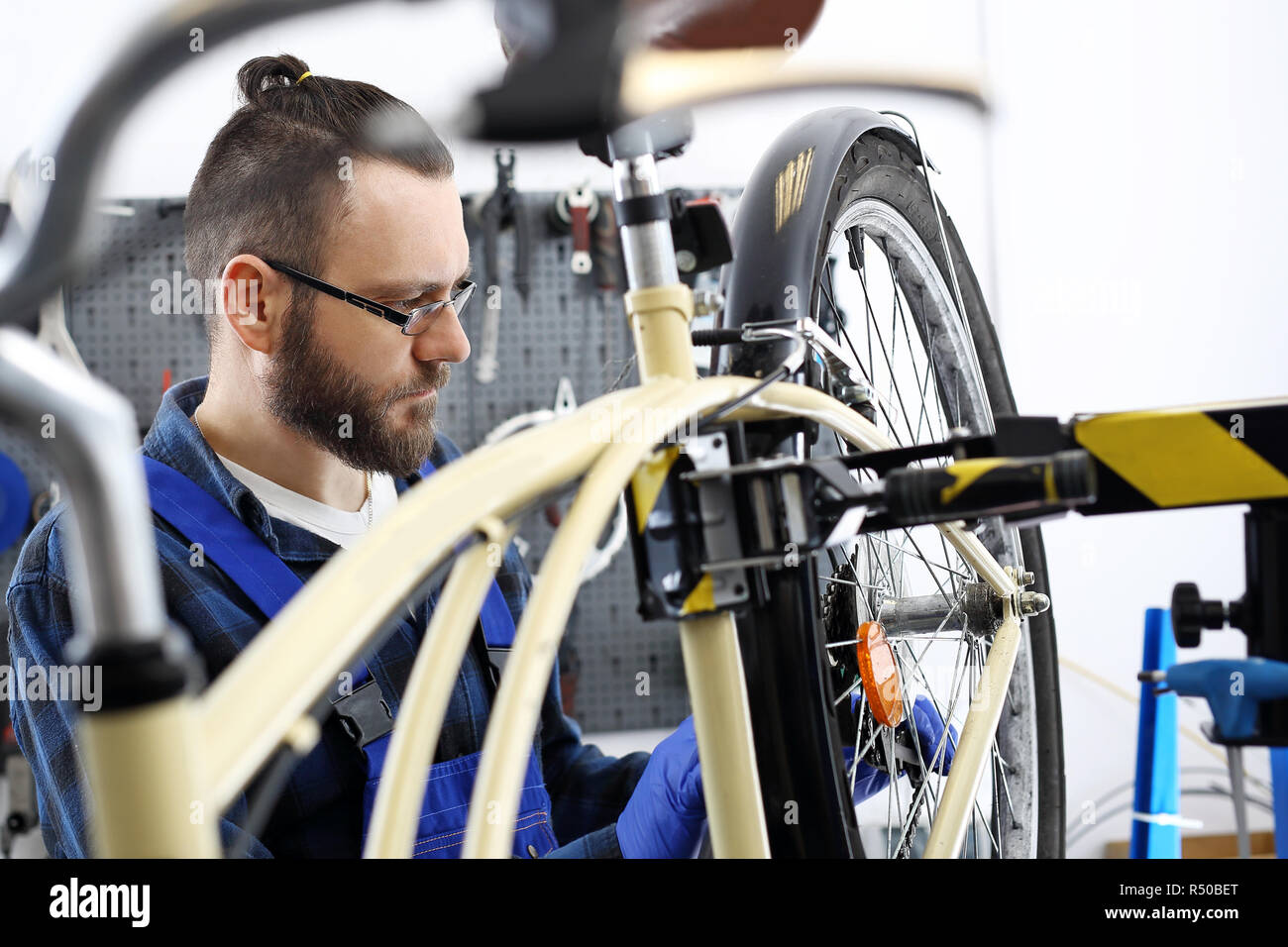 Repair cycle time hi-res stock photography and images - Alamy