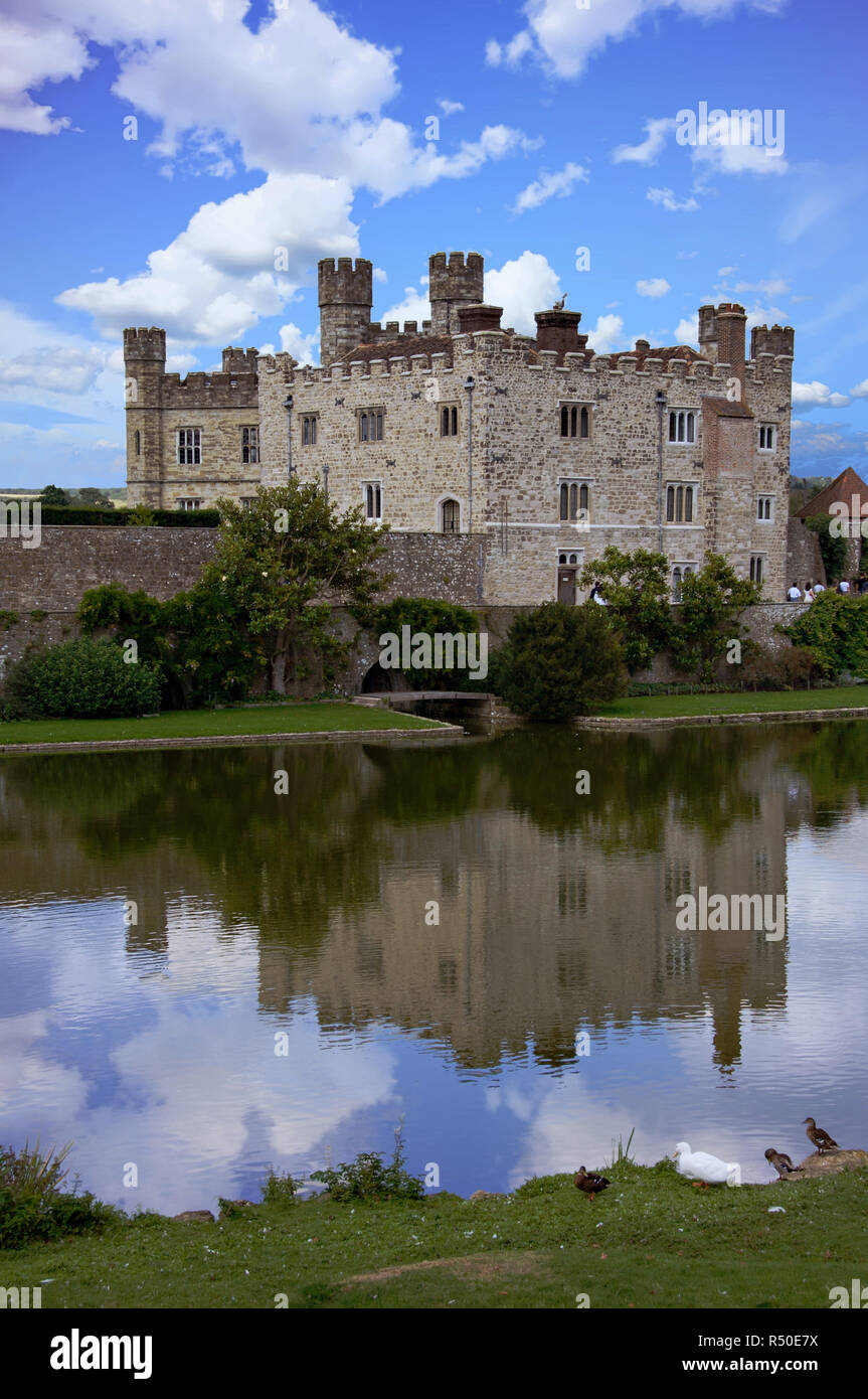 Beautiful reflections on the moat in front of Leeds Castle, Kent, UK ...
