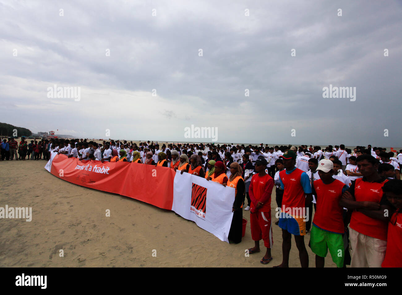 Trash beach crowd hi-res stock photography and images - Alamy