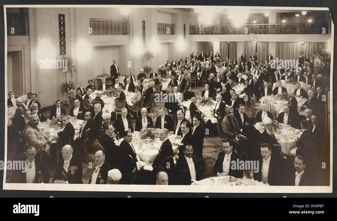 Round table conference hi-res stock photography and images - Alamy
