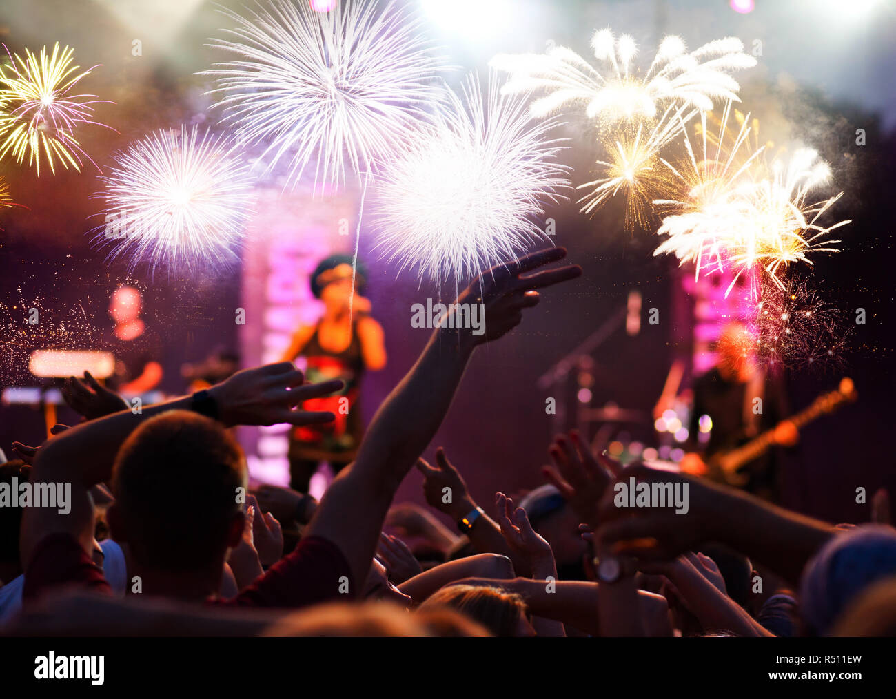 Cheering fans at an outdoor rock concert hi-res stock photography and ...