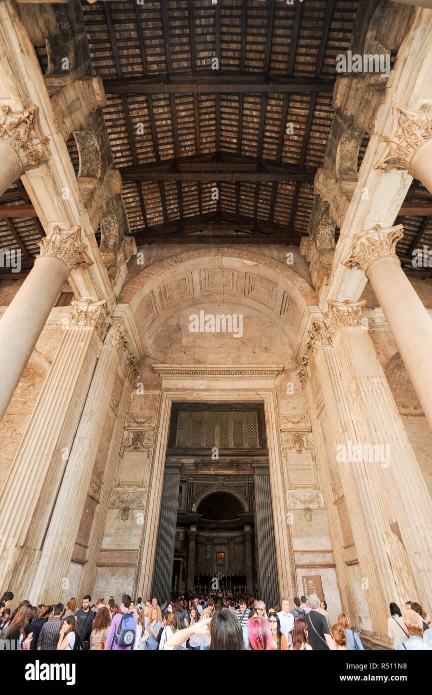 Fontana del Pantheon (Fountain of Pantheon), portico of large granite ...