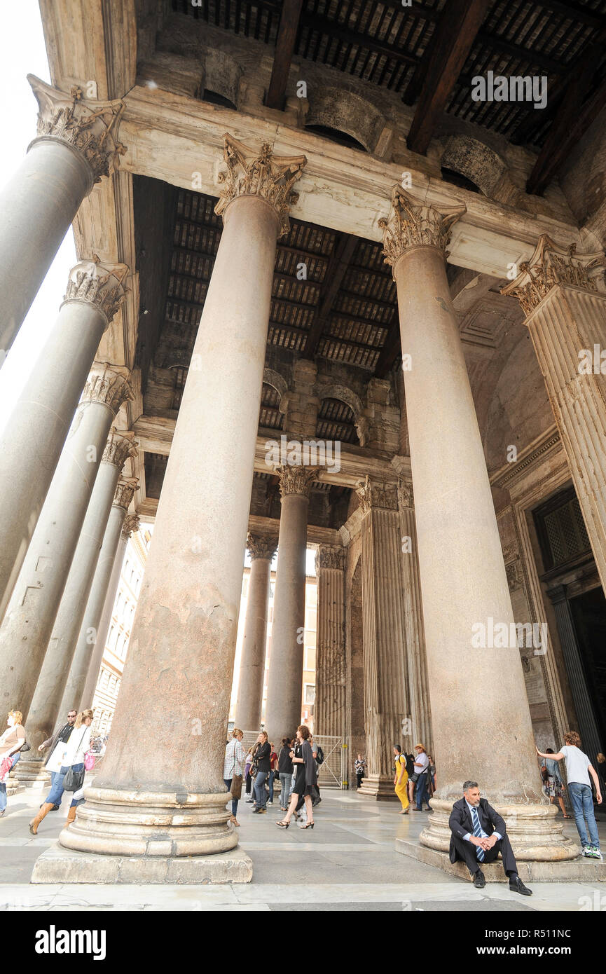Fontana del Pantheon (Fountain of Pantheon), portico of large granite ...
