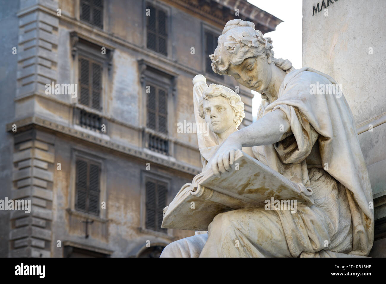 woman reading statue Stock Photo - Alamy