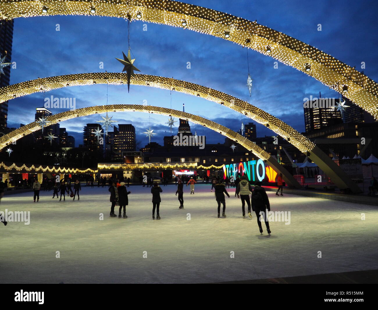 Torontos skyline at night hi-res stock photography and images - Alamy