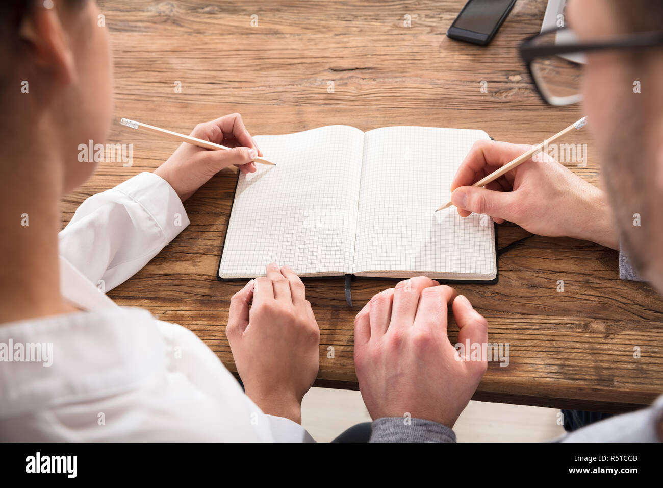 Memo note on notebook check hi-res stock photography and images - Alamy